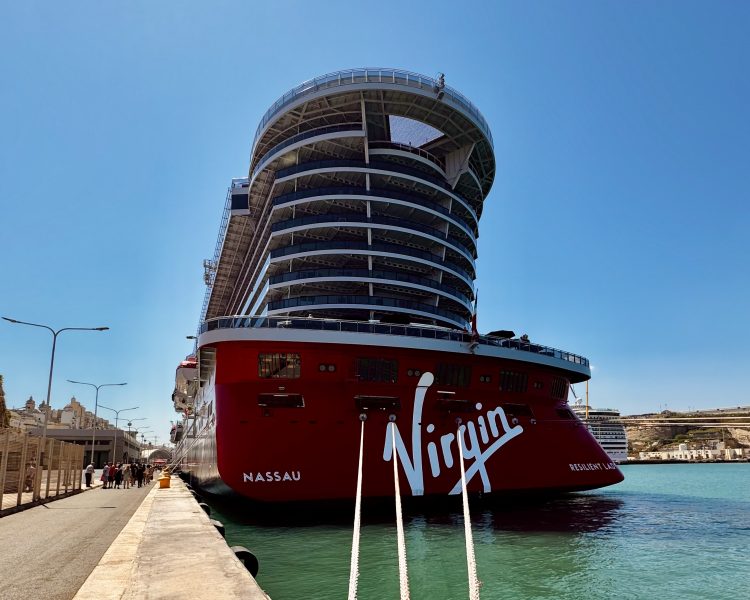 Virgin Voyages: il lusso irriverente di Resilient Lady tra design ...